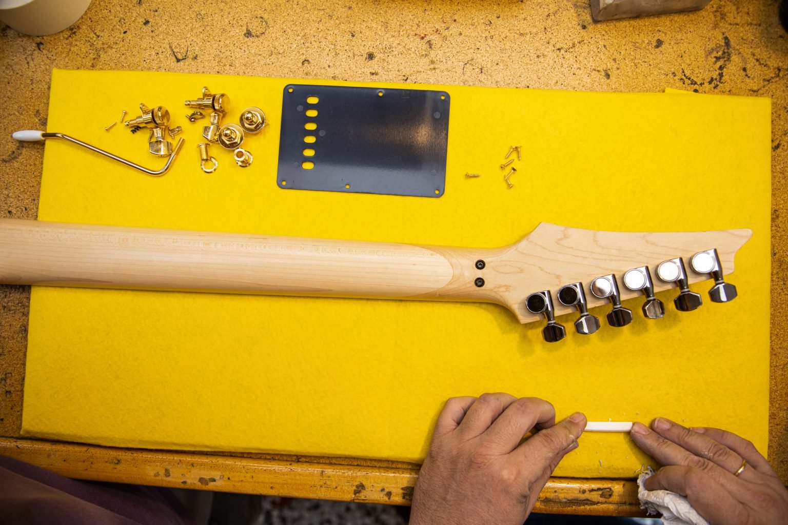 ¿Cuáles son las partes de una guitarra y sus funciones?